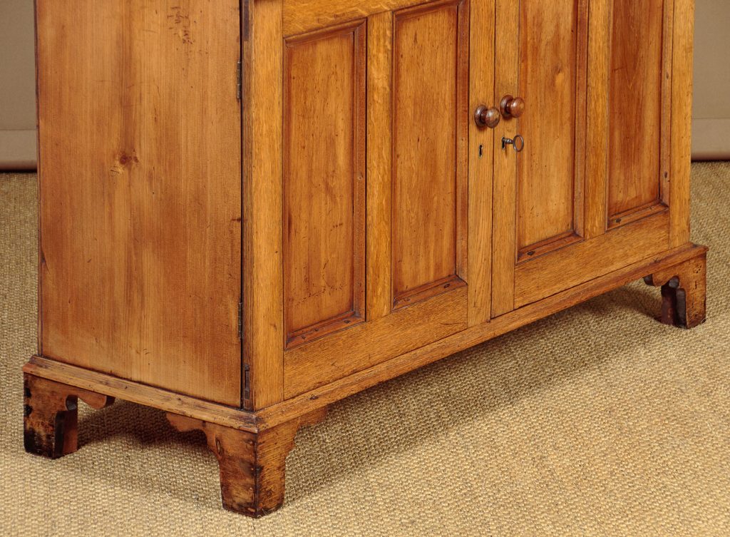 Welsh Oak Cwpwrdd Gwydr c.1840 - Collinge Antiques